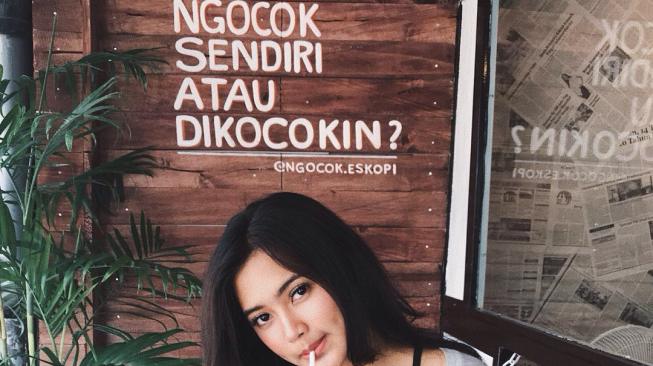 Idih! Di Kafe Ini Kamu Diajak Ngocok Bareng