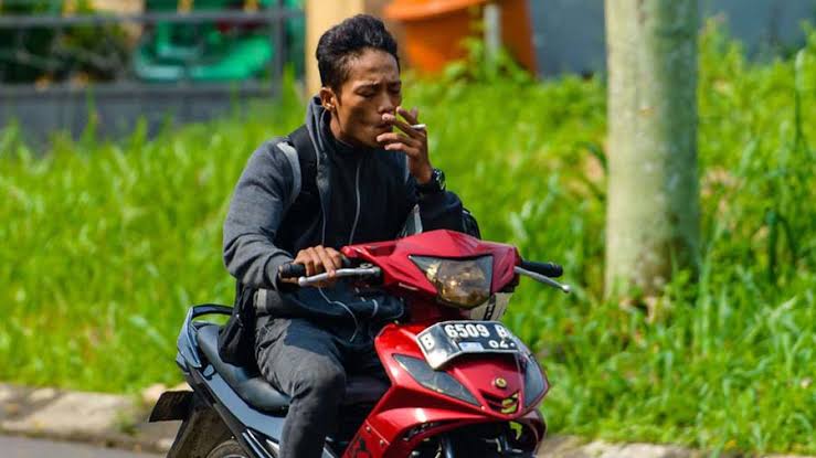 Ingat! Naik Motor Sambil Merokok Bisa Dipenjara 3 Bulan