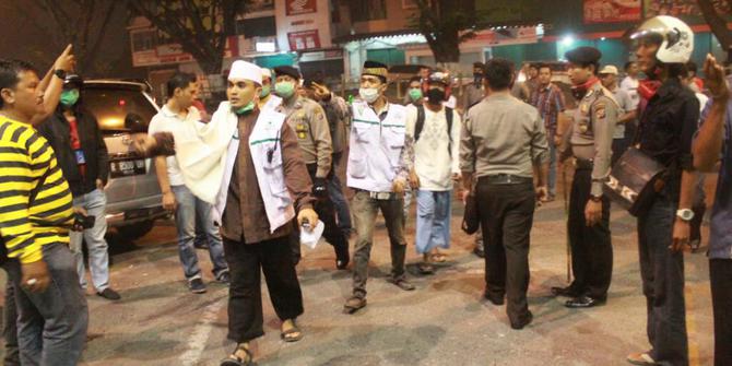 Sweeping Pujasera, FPI Pekanbaru Temukan Ratusan Botol Miras